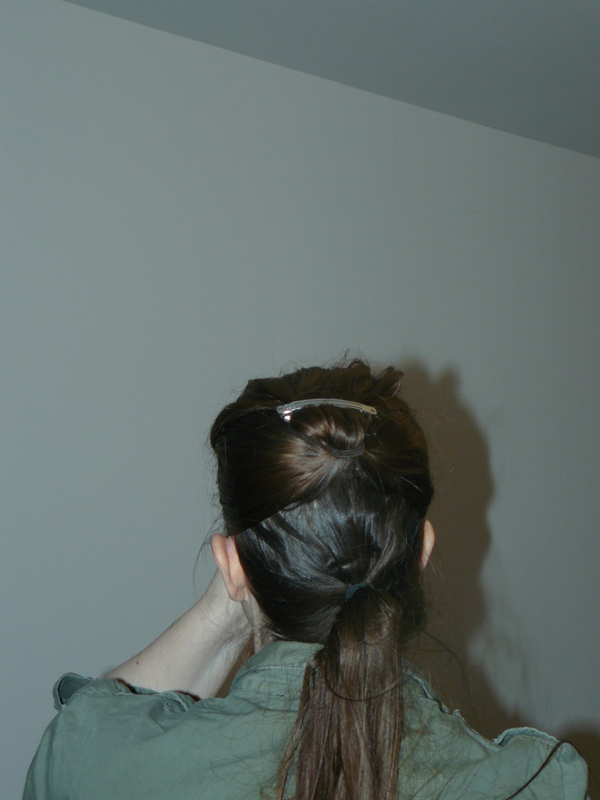 1001 coiffures: Chignon queue de cheval avec barrettes