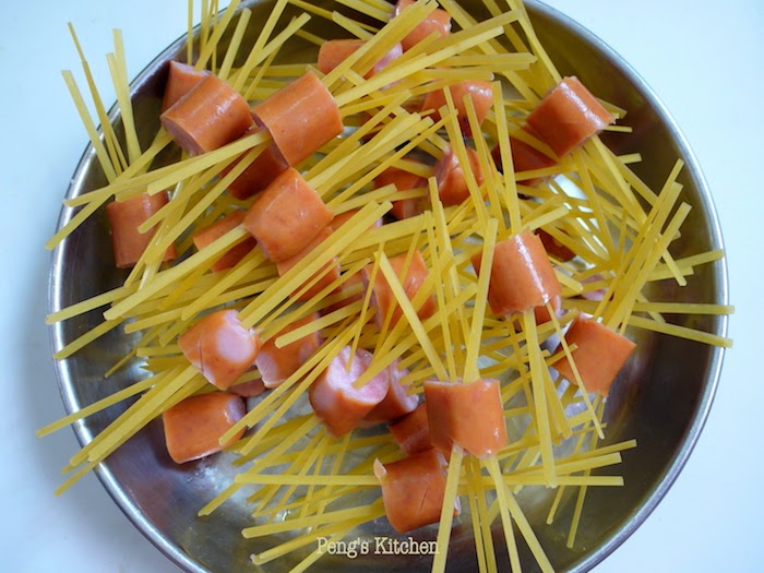 Peng's Kitchen: Threaded Spaghetti with Sausages