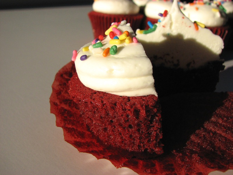 Heidi Bakes: Copycat recipe of Sprinkles Red Velvet Cupcakes