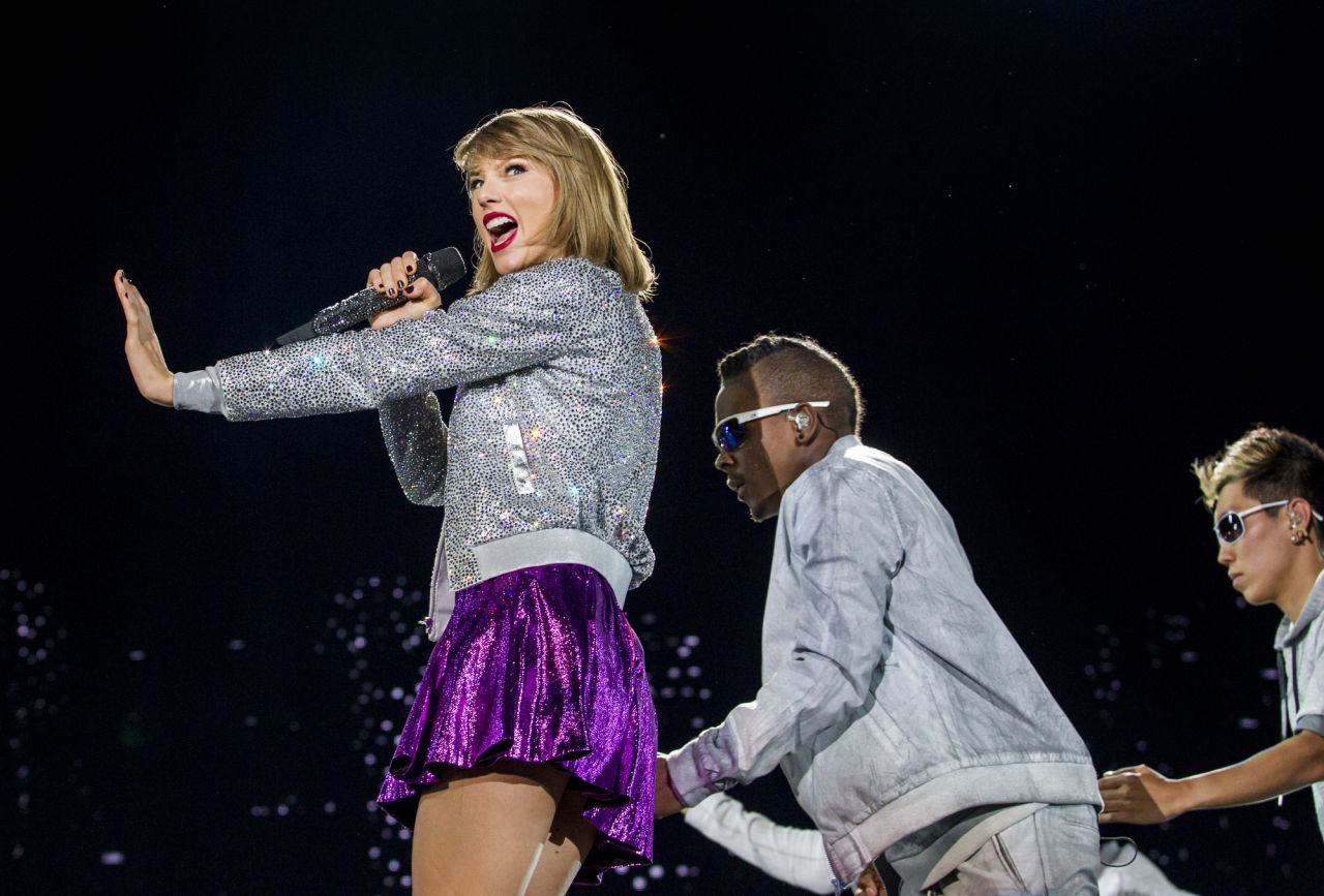 Taylor Swift - Performing in Philadelphia