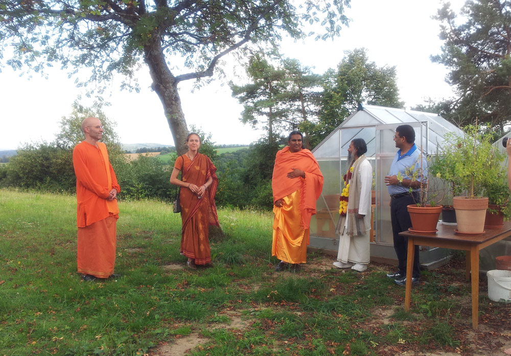Paramahamsa Sri Swami Vishwananda / Bhakti Marga: Karma Marga or Bhakti ...