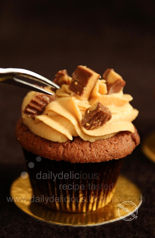 dailydelicious: Reeses Peanut butter cup cupcake: When chocolate and ...