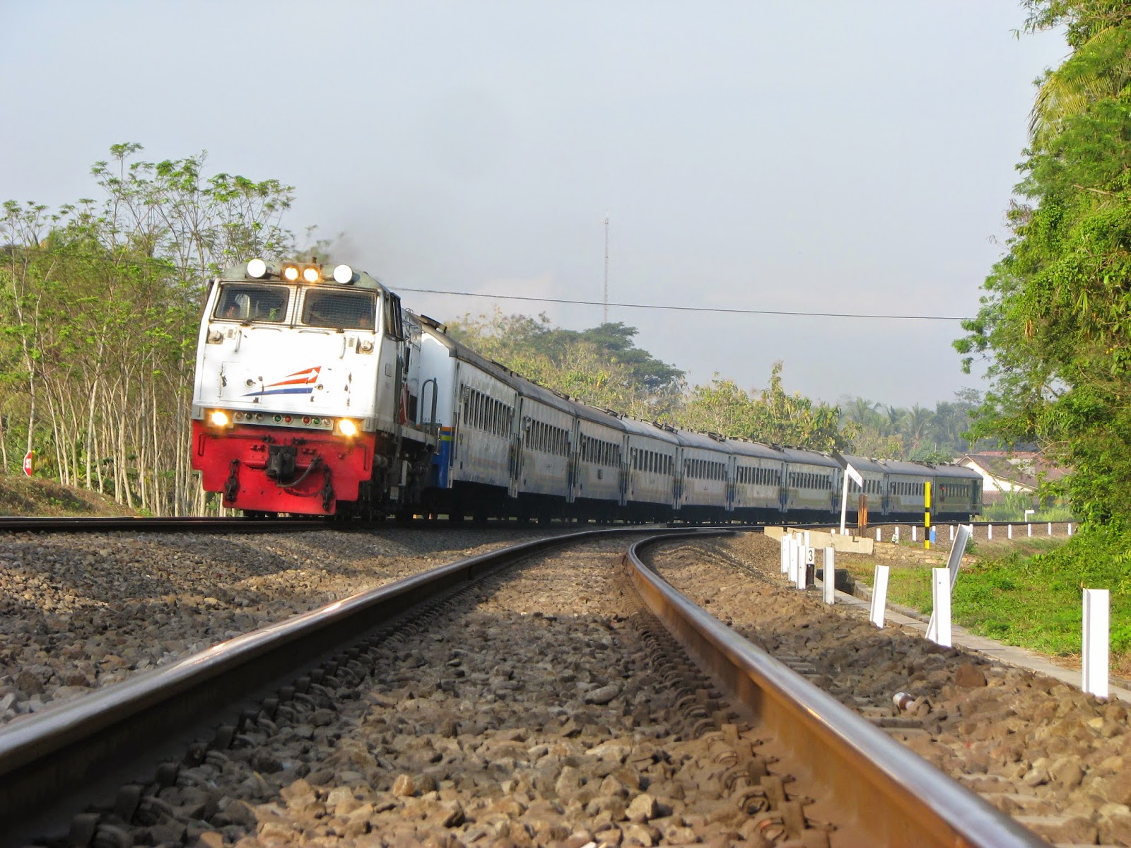 Kereta Api Indonesia: Rangkaian Kereta Api Senja Utama Solo Melintas ...