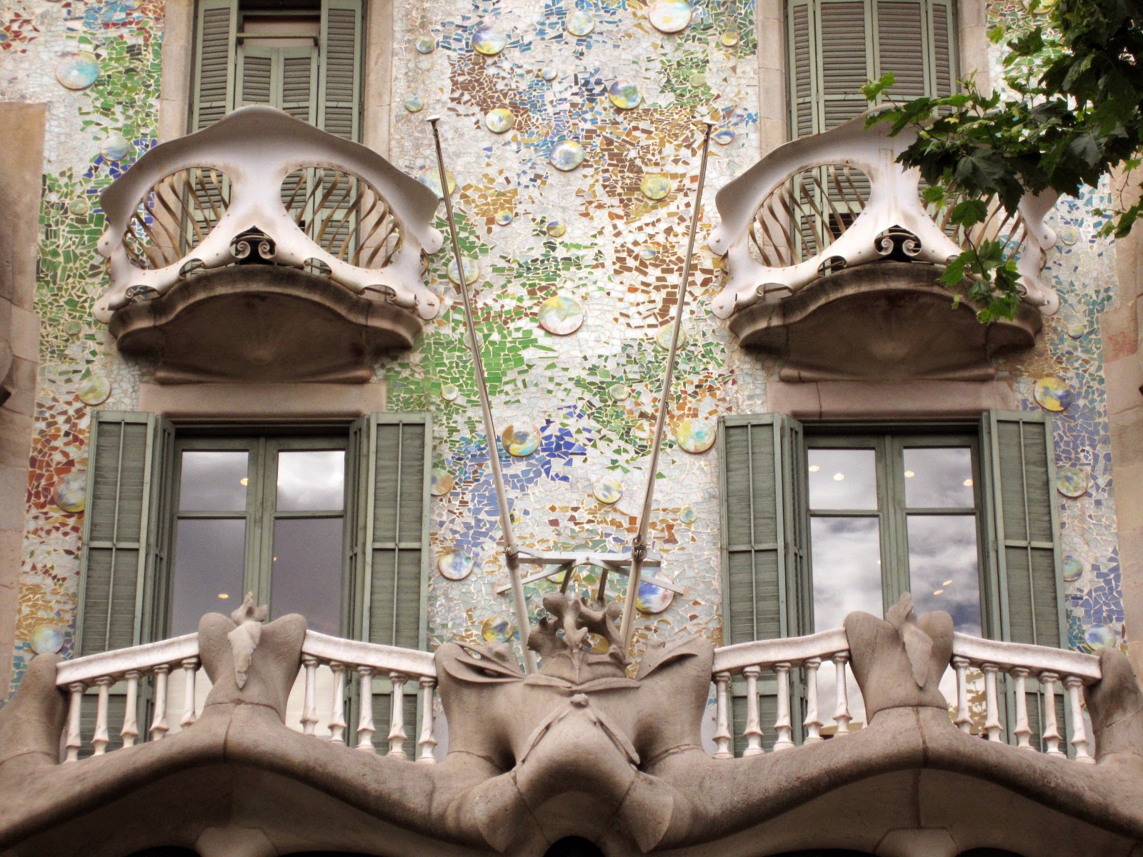 AM Dolce Vita: Barcelona - Gaudi's Dragon