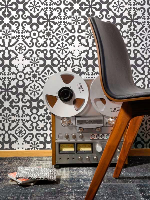 Keltainen talo rannalla: Kolme kotia ja tapetteja