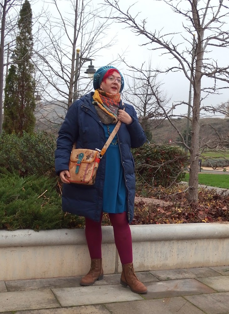 Señora Allnut: teal dress & scarves