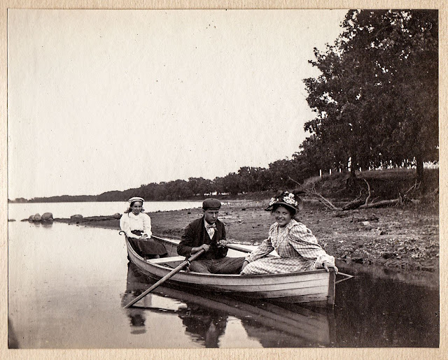 Vintage Photos From a Family Album Show How People Having Fun in ...