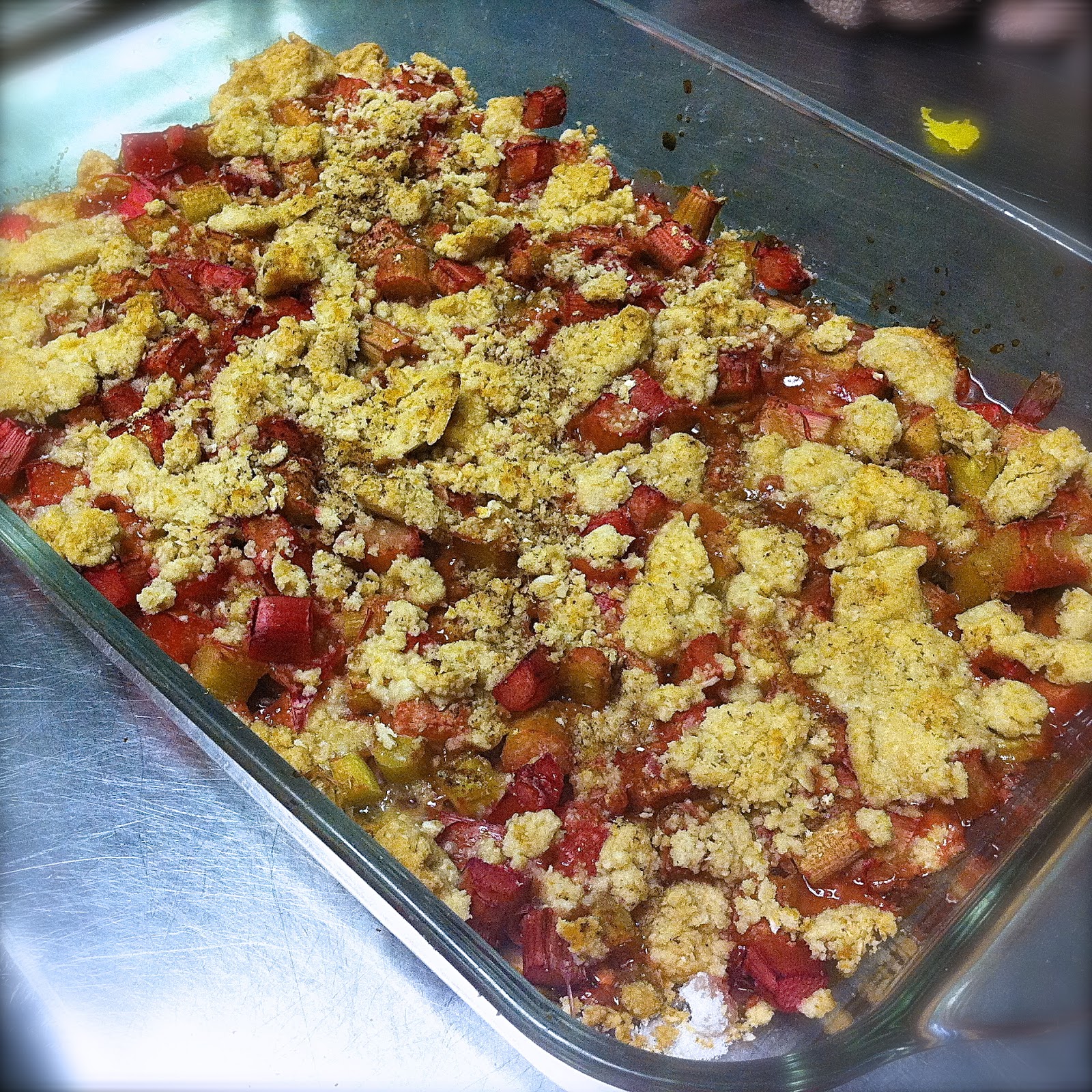 BinomialBaker: Fresh Rhubarb Crisp
