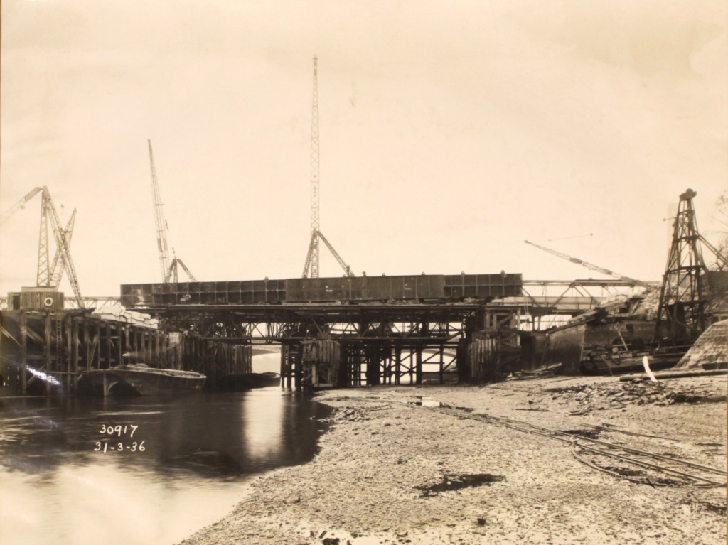 Building the Chelsea Bridge, 1936 ~ Vintage Everyday
