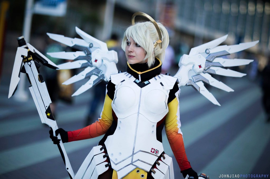 Overwatch Cosplay: Mercy cosplay