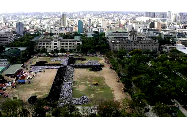 ADVENTURES WITH GRANDTITA: UST human cross now Guinness World Records ...