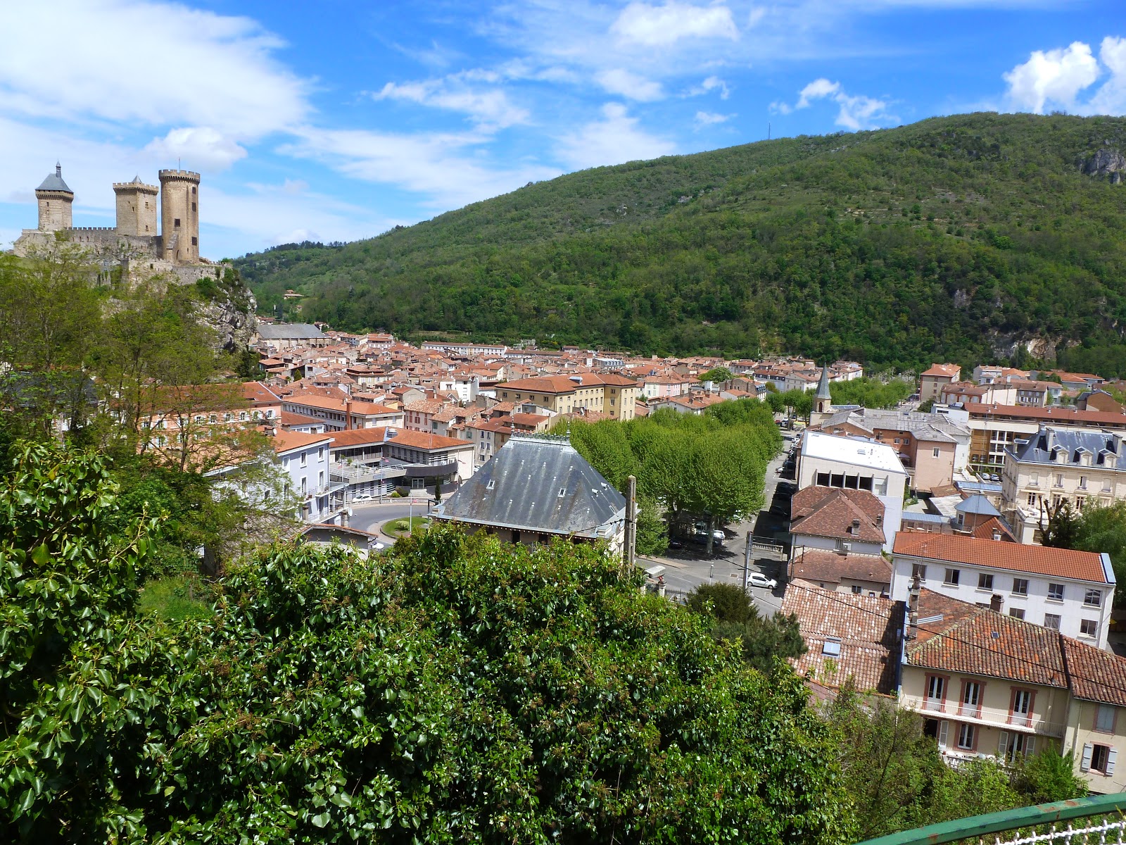 En roue libre: Foix:vue de Foix depuis le chemin Notre Dame