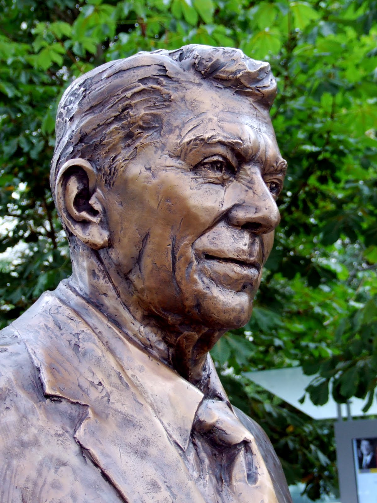 stefan-van-drake-hungarian-sculptor-istvan-mate-s-bronze-ronald-reagan