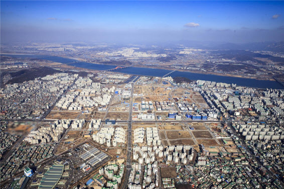 Riding along 'horizontal verticals' in Magok District (Part I)