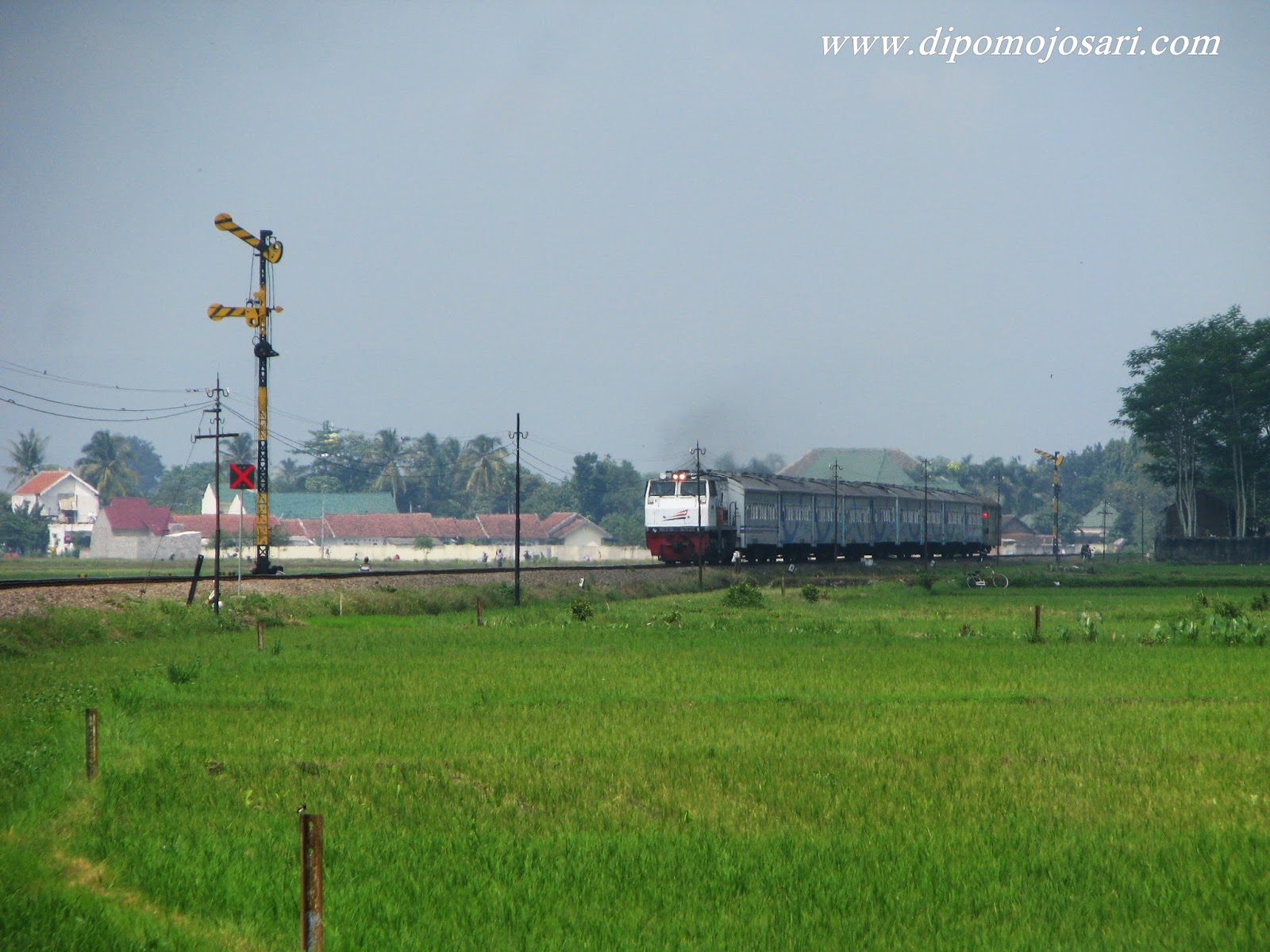 Kereta Api Indonesia: Kereta Api Malam Majapahit Ekspress Menembus ...