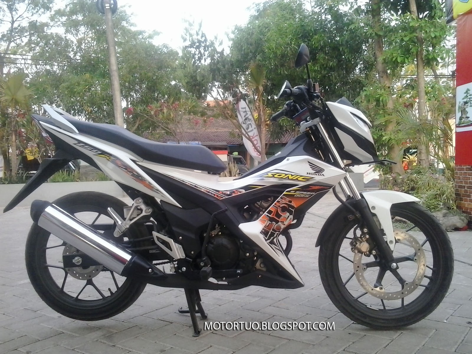 Test Drive Honda Sonic 150R, Lincah Tenan Mas Bro! | Motor Tuo