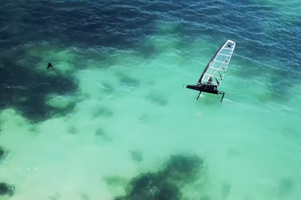En Moth, Charlie Dalin s'envole dans l'archipel des Glenan - vidéo ...
