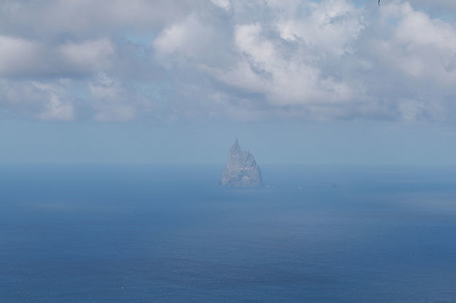 Ξωτικό: Ball's Pyramid: Ένας βράχος στη μέση της θάλασσας με το ...