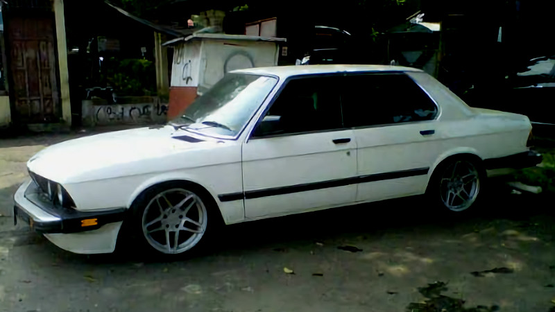 BMW E28 520i dan 520iS