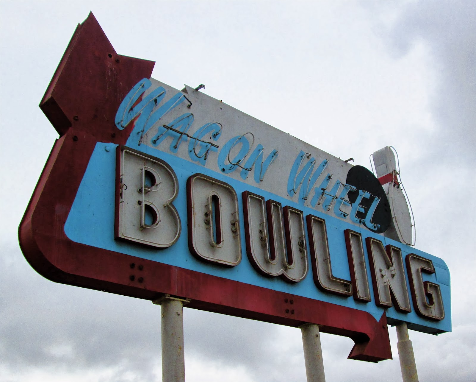 wacky tacky: Bowl-O-Rama: Wagon Wheel Bowling
