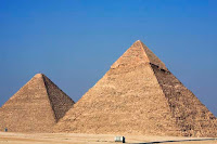 LA METÁFORA DE LA DOBLE PIRÁMIDE