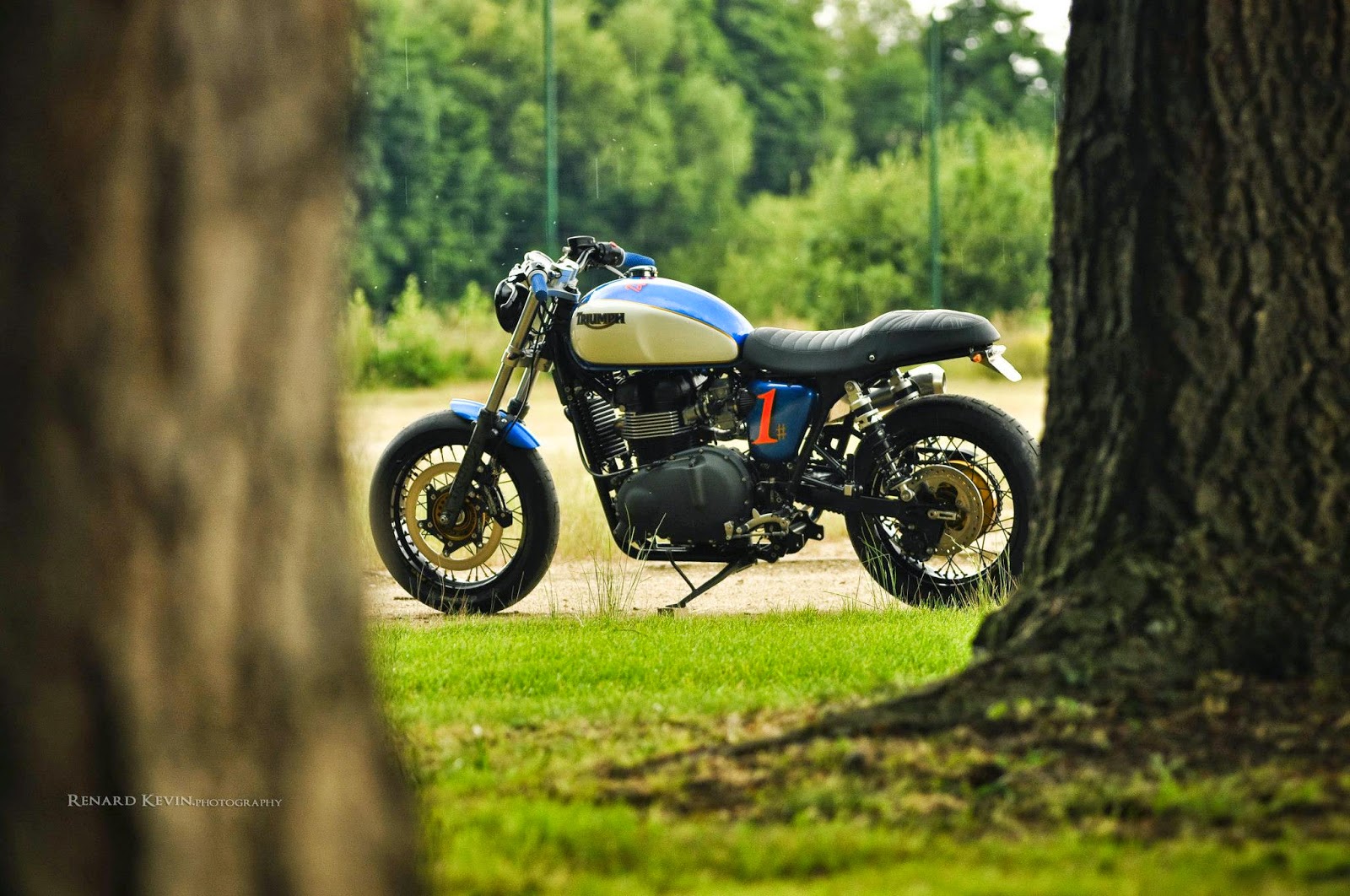 Thruxton Dirt-Track - RocketGarage - Cafe Racer Magazine