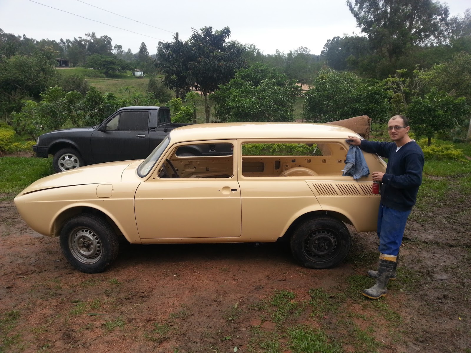 VW Variant 1977: Finalizando a pintura