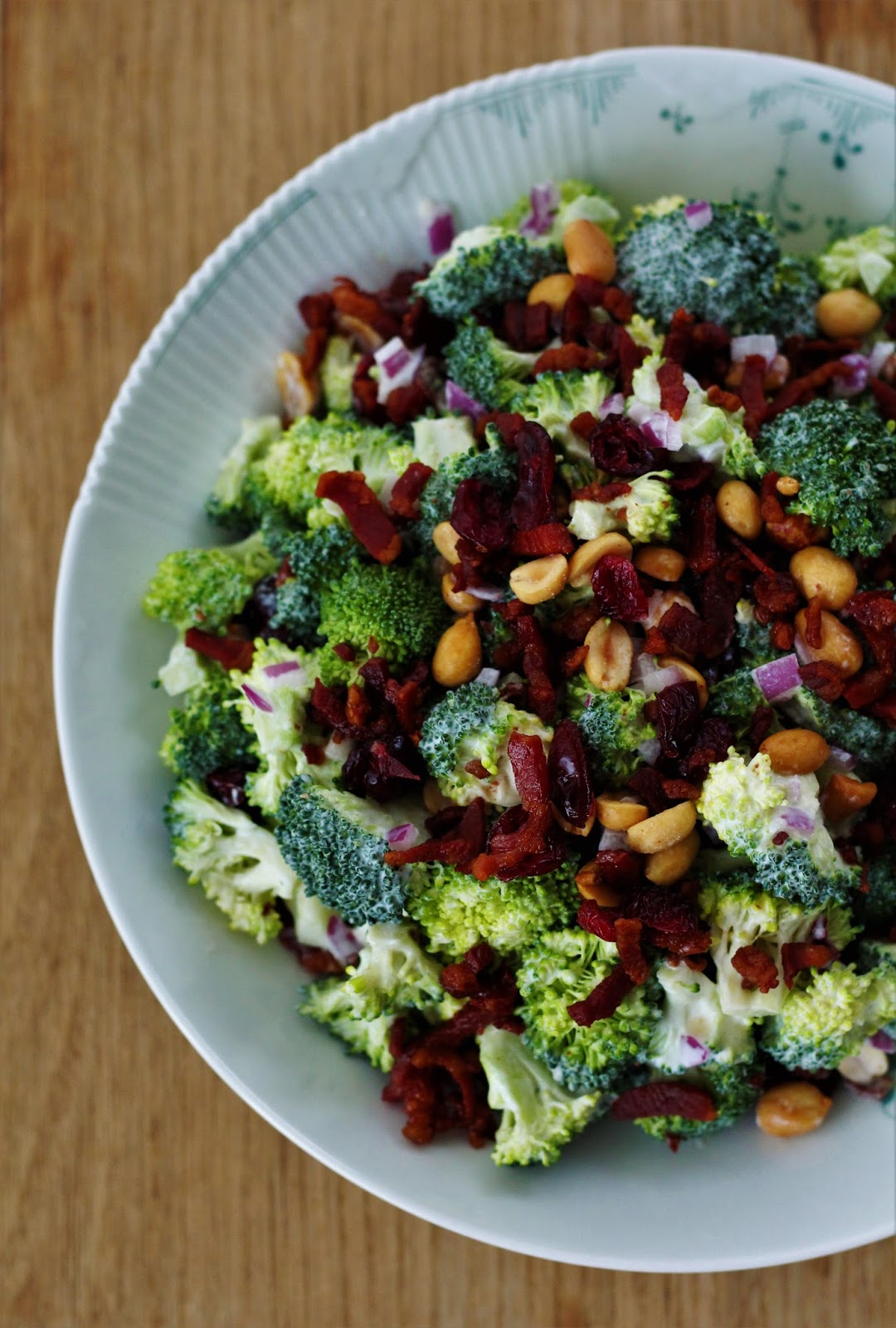 Broccoli-salat med peanuts og tranebær - og en boganbefaling