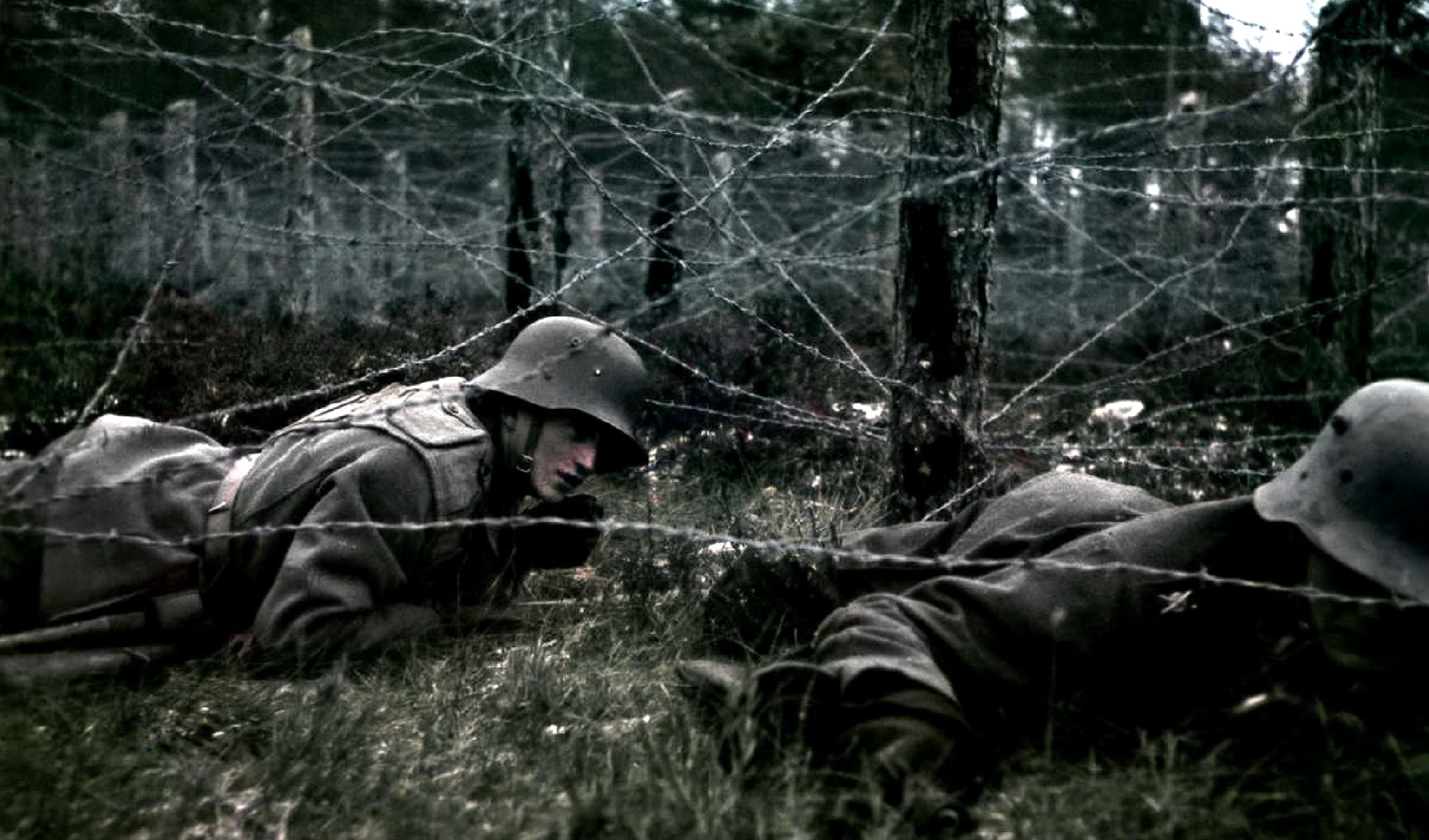 World War II in Color: Finnish Soldiers Advancing Under Barbed-Wire ...