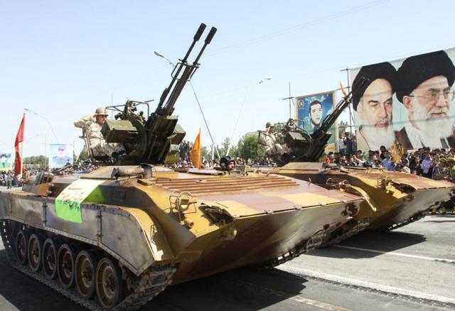 F-14 Tomcat do Irã na Parada do Dia do Exercito