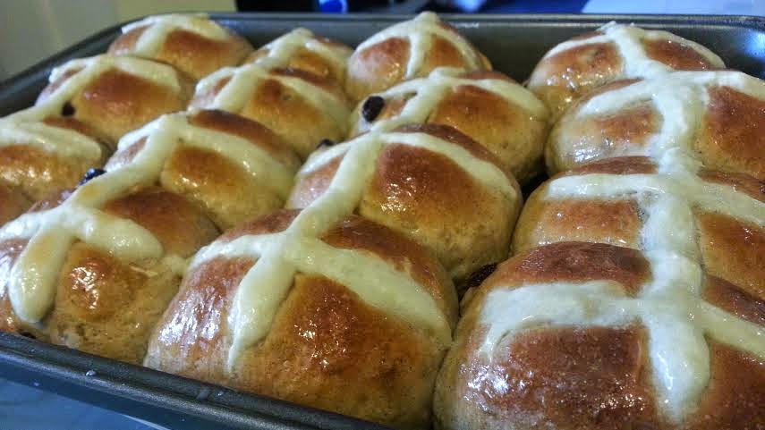 Hot Cross Buns ( Breadmaker) - by Vanessa Heng | Baking's Corner WorkShop
