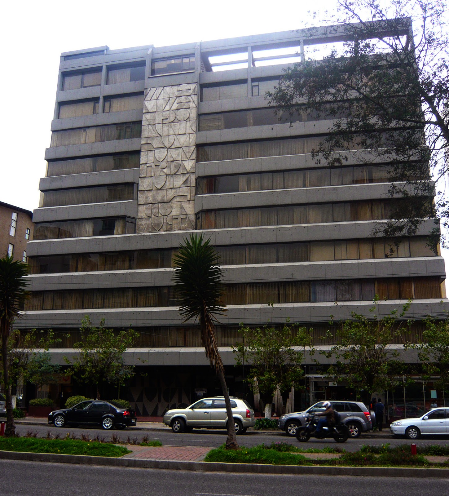 ARQUITECTURA MODERNA EN ECUADOR: EDIFICIO ATRIUM