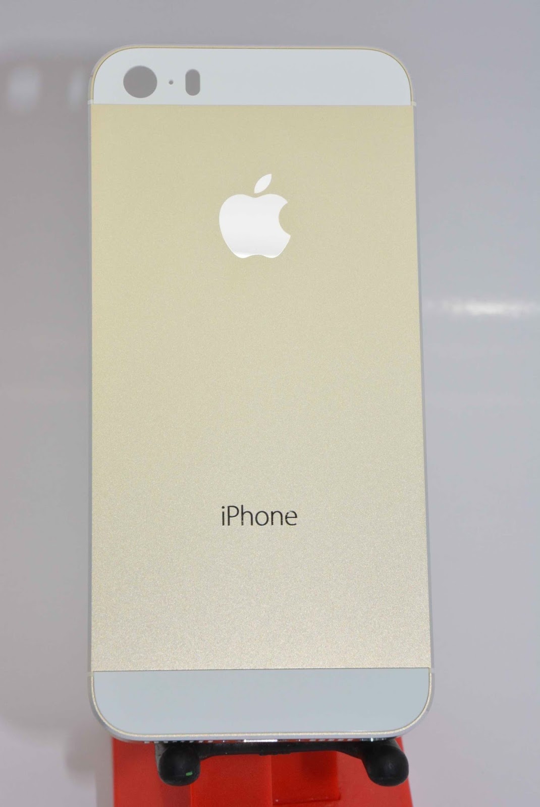 Link Camp: High-Quality Photos of Champagne iPhone 5S Rear Shell Surface