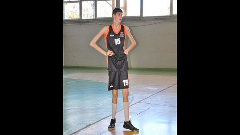 Niño rumano solo tiene 13 años y es más alto que todos en la NBA