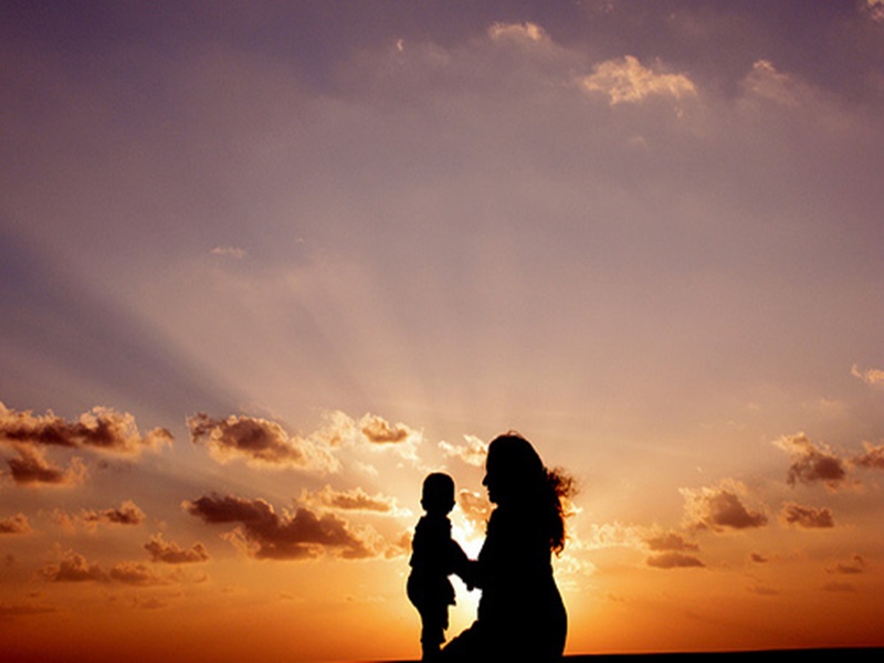 **MENSAGENS E GIFS DA TEKA**: SILHUETAS DE MÃE COM FILHOS AO POR DO SOL