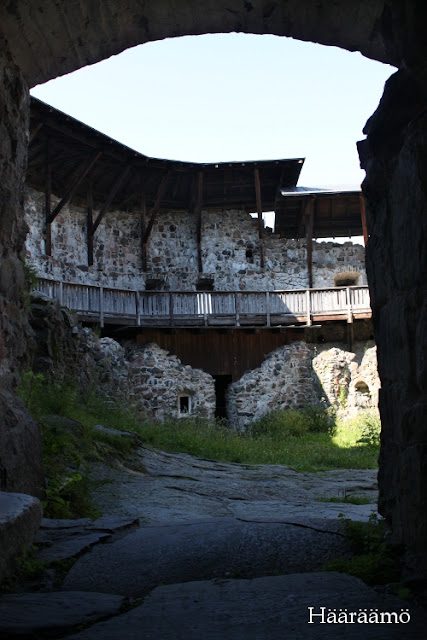 Hääräämö: Housuista hame III + Raaseporin linnan rauniot