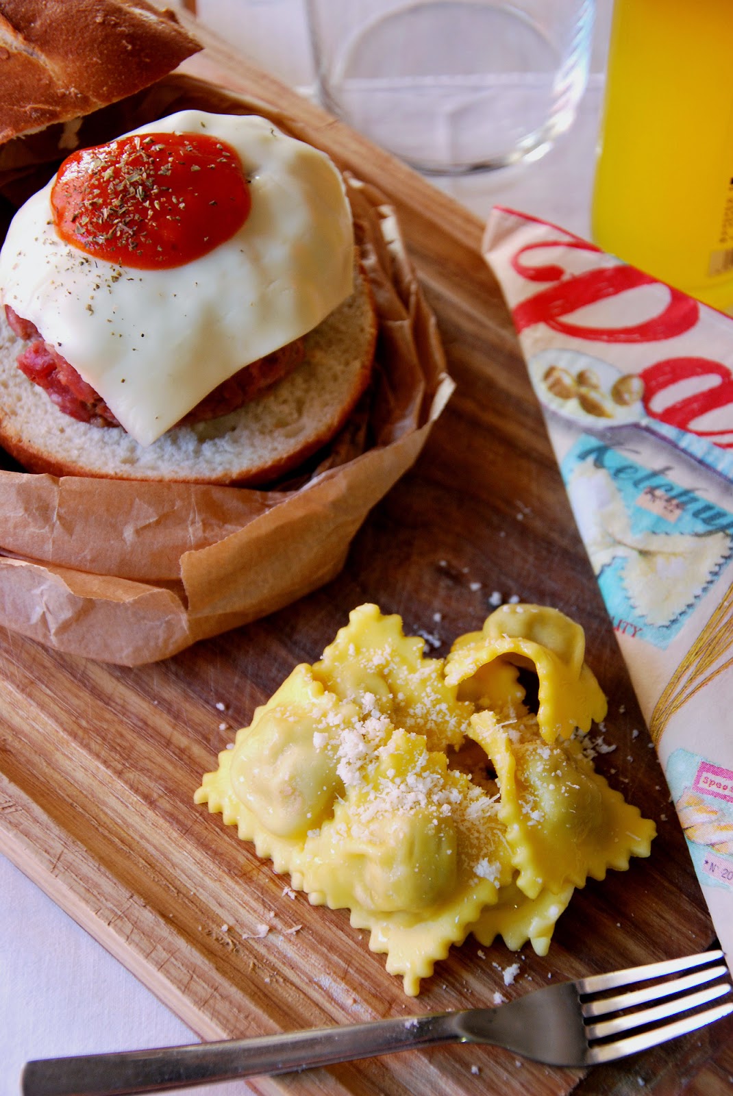 Hamburguesa especial ravioli de queso — Chez Silvia