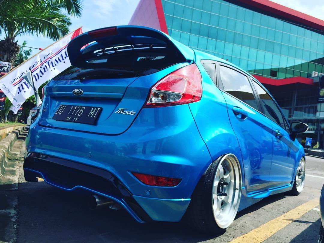 Modifikasi Mobil Ford Fiesta Celestial Blue Menggunakan Air Suspension ...