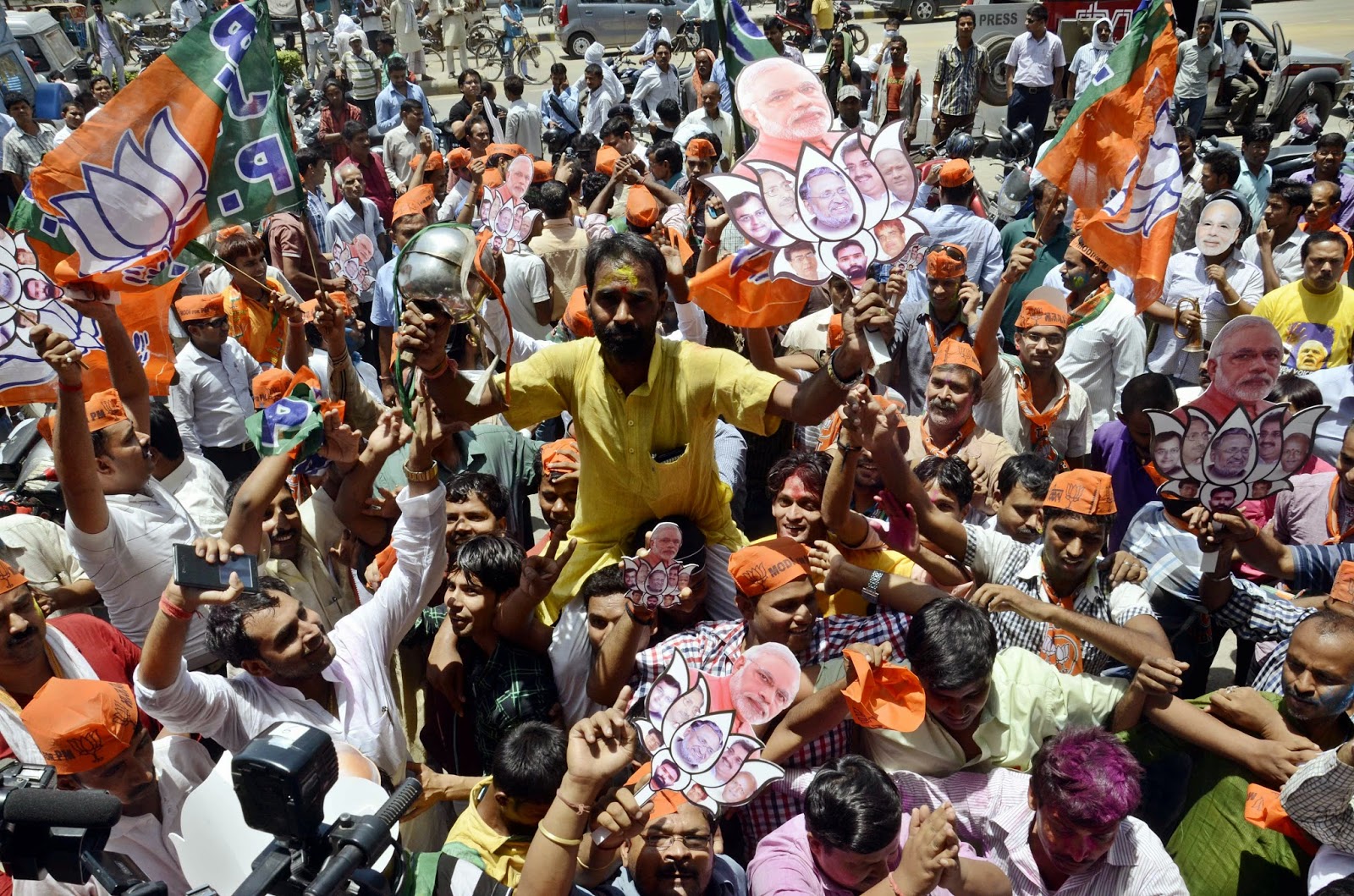 View Patna: BJP supporters and workers celebrate party's stunning win ...