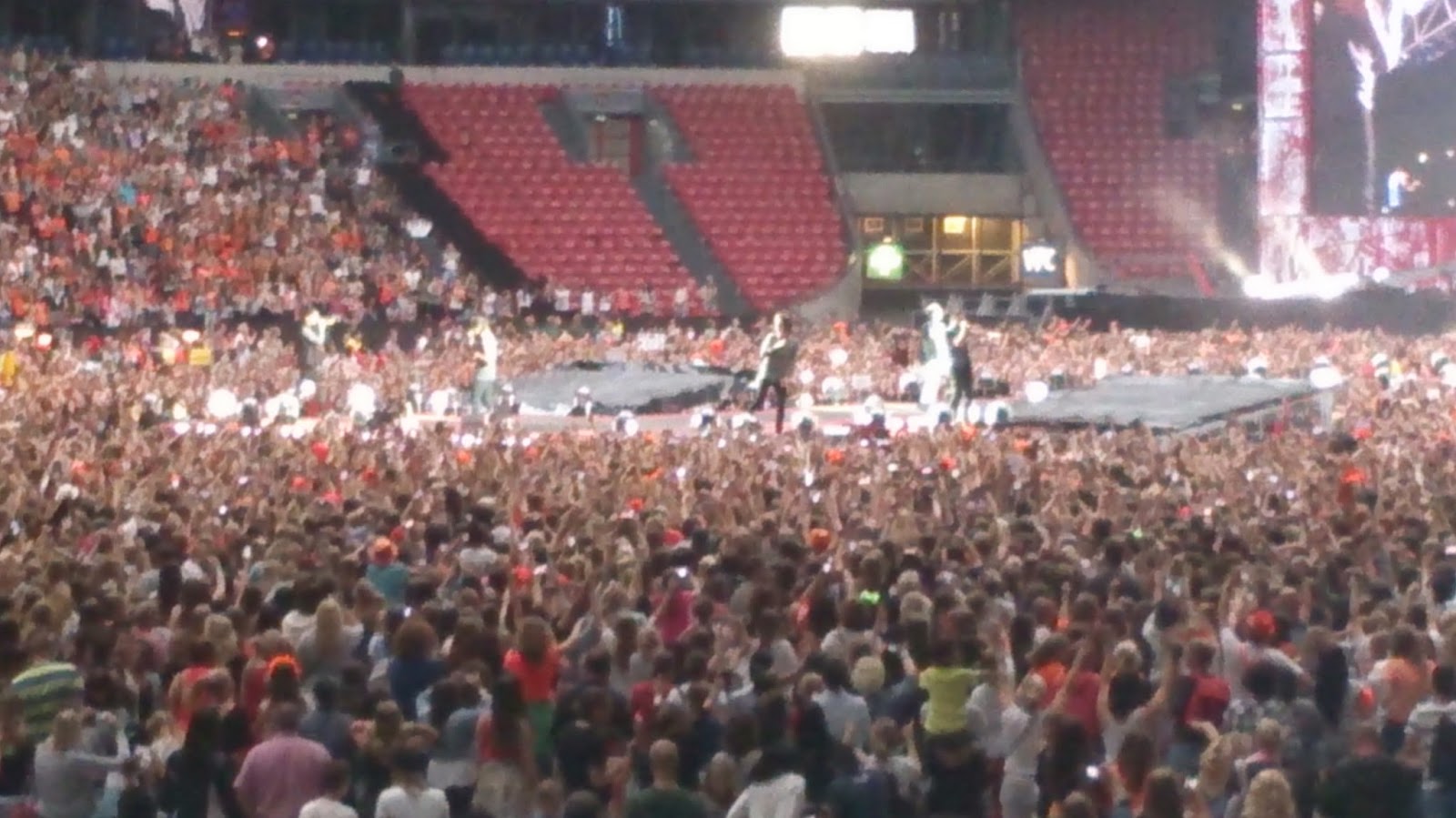 One Direction Wwa Concert Crowd