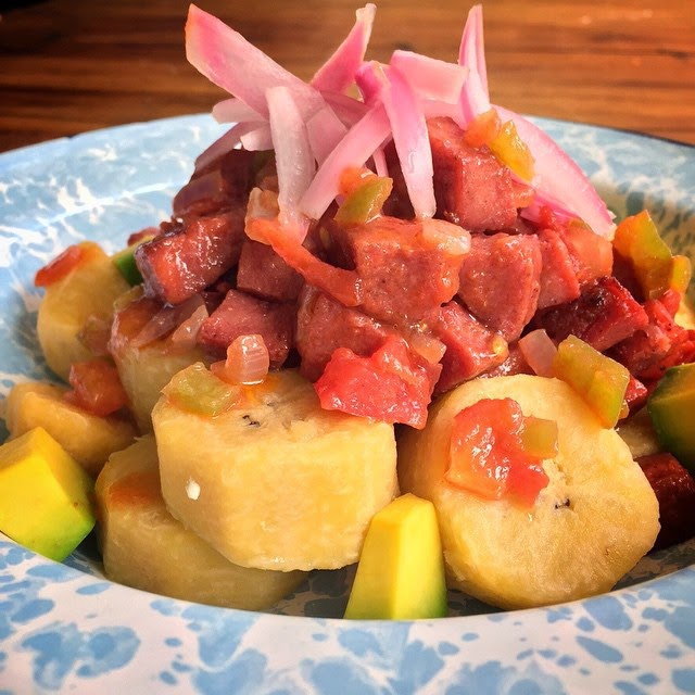 Plátanos coronados con salami guisado y cebolla – Imagenes Dominicanas