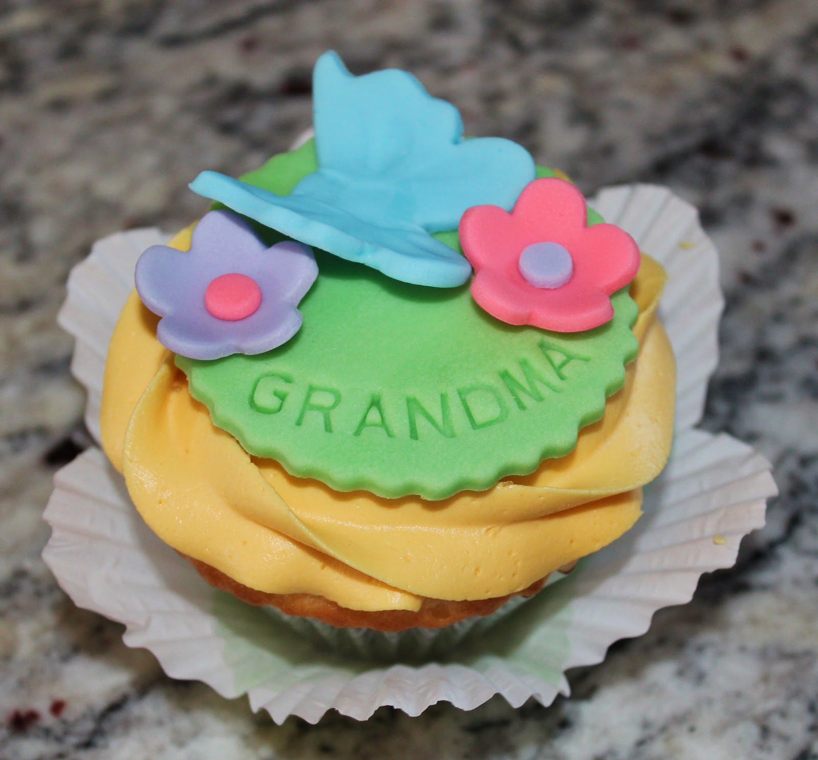 Creative Cakes by Lynn: Grandma Cupcake