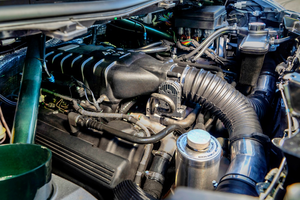 drivingandlife: ASTON MARTIN'S SMART V8. SO FAST, IT'S SILLY!