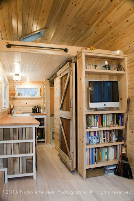 TINY HOUSE TOWN: Tiny House With a Bookshelf (230 Sq Ft)