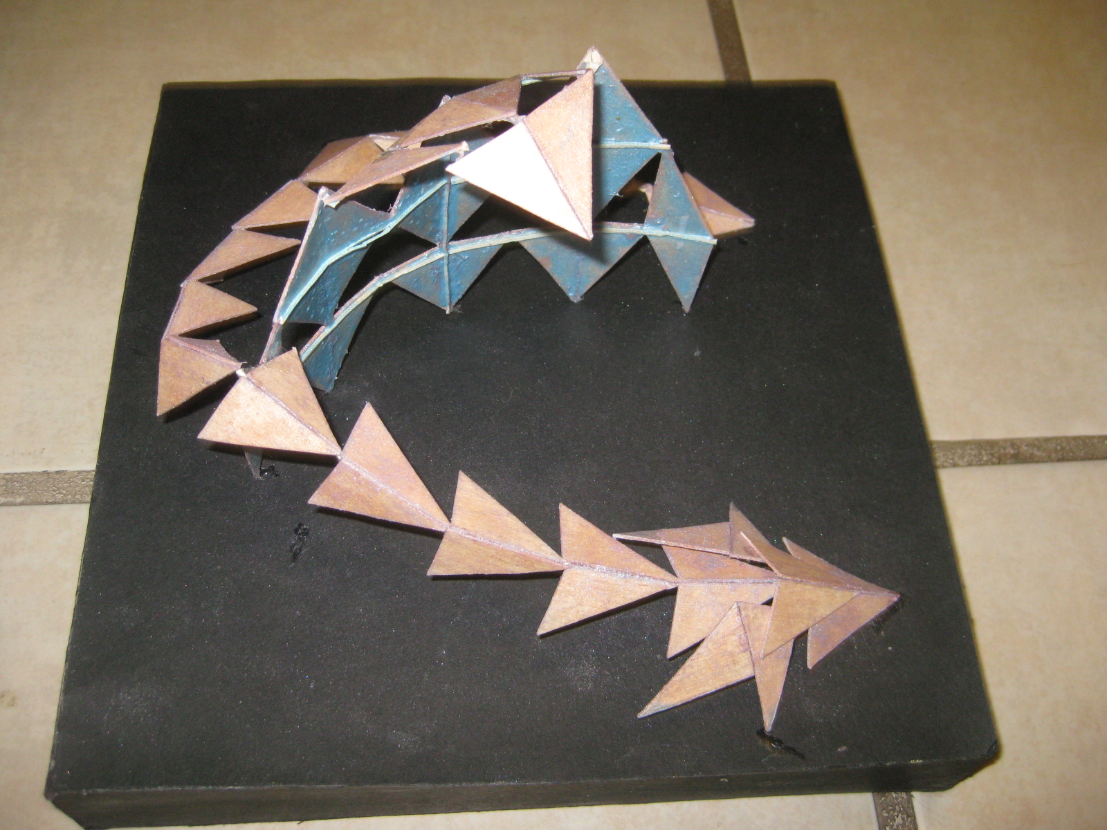 Diseño Tridimencional - Livy Mata : Abstracción de un animal/ Dragón.