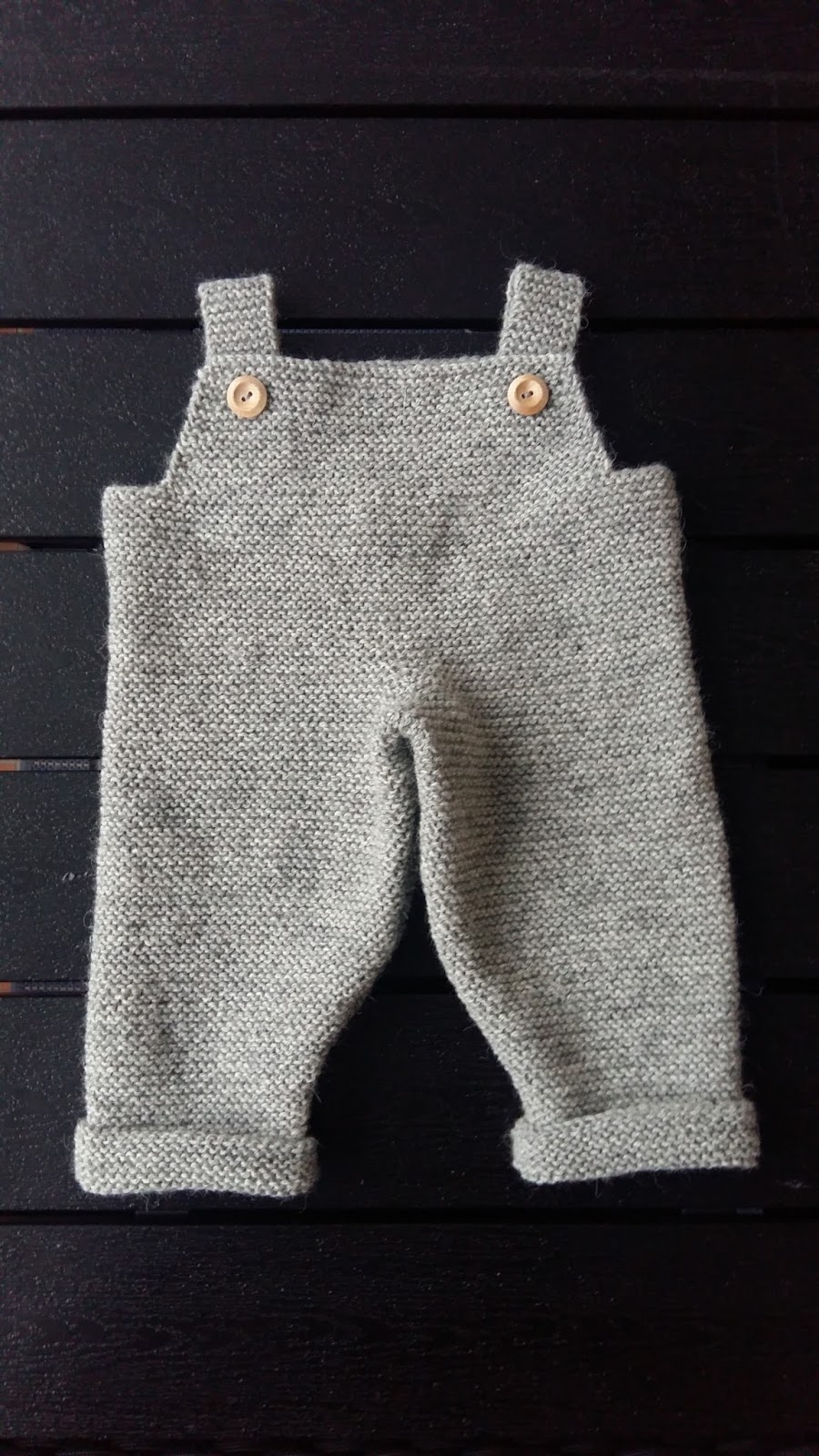 Lumoava Tekstiilityö: vauvan neuletakki ja -housut, koko 60cm