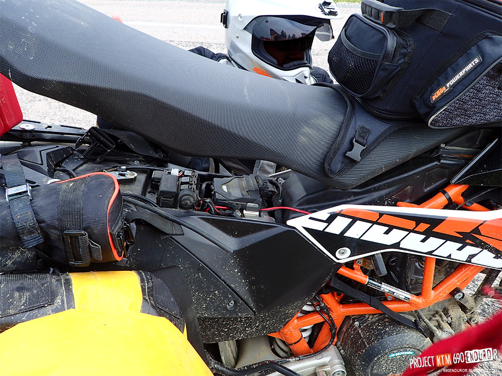 project KTM 690 Enduro R: Fuel filler neck valve