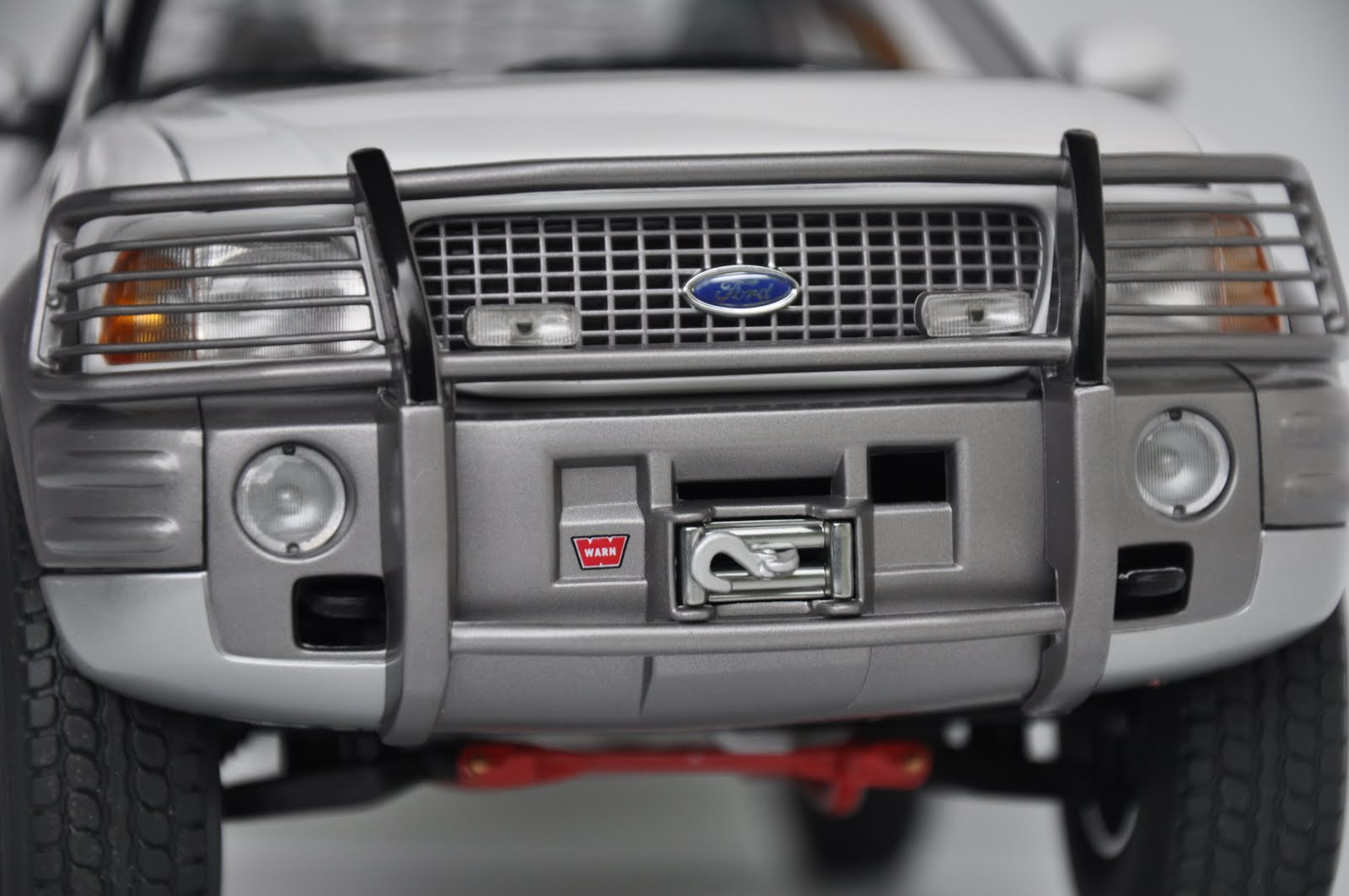 AKID DIECAST WORLD: 1:18 AUTOART FORD EXPEDITION HIMALAYA