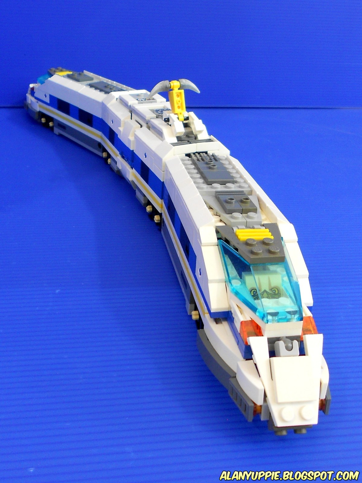 Alanyuppie's LEGO Transformers: LEGO Triple Changer Railrazor Part 1 of ...