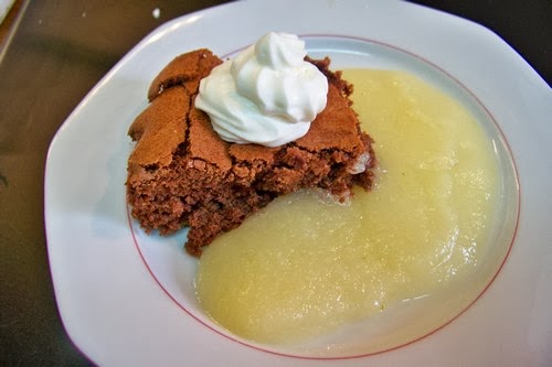 Cuisine en folie: Reine de Saba, coulis de poire et chantilly au gombava